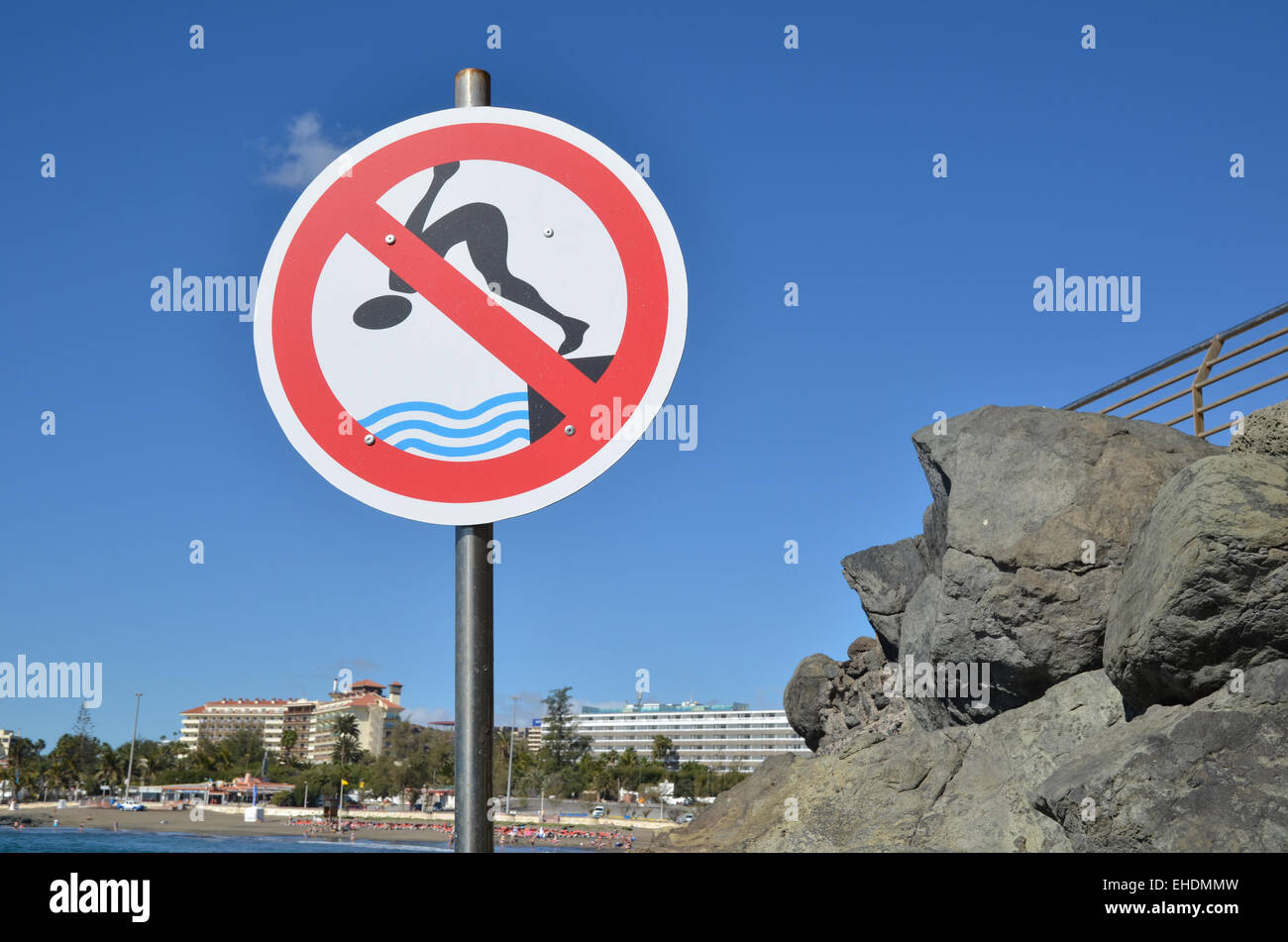 Red warning sign no diving hi-res stock photography and images - Alamy