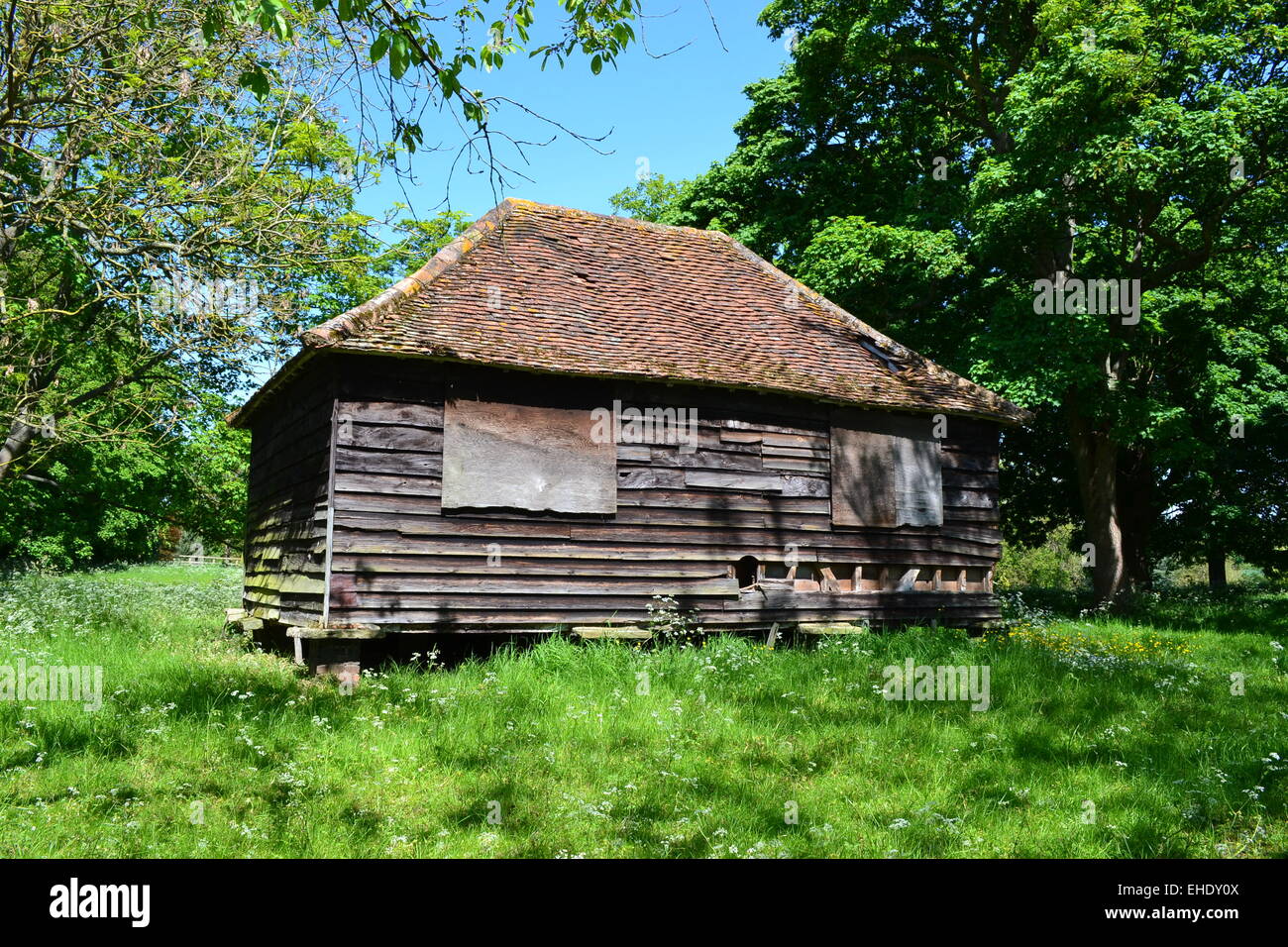 Tile wood hi-res stock photography and images - Alamy