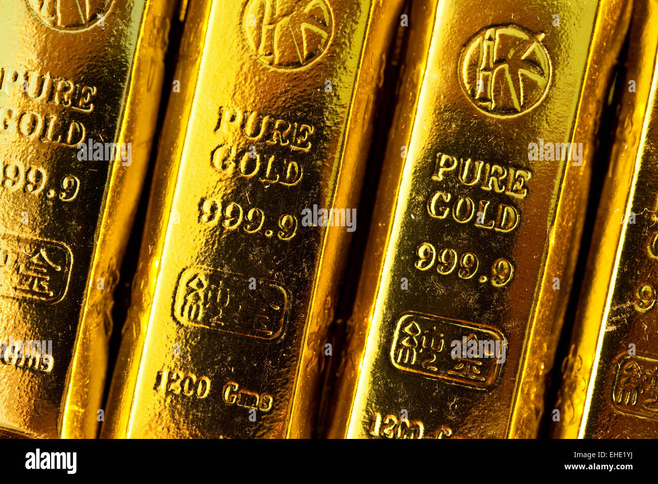 Solid gold bars hi-res stock photography and images - Alamy