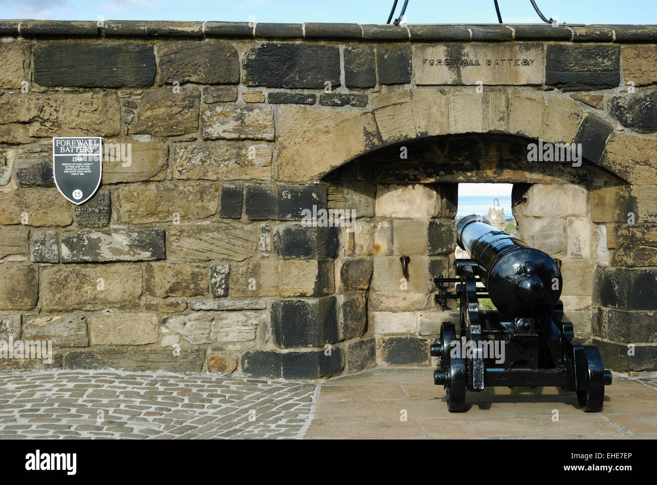Edinburgh castle castle fortress dominates hi-res stock photography and ...
