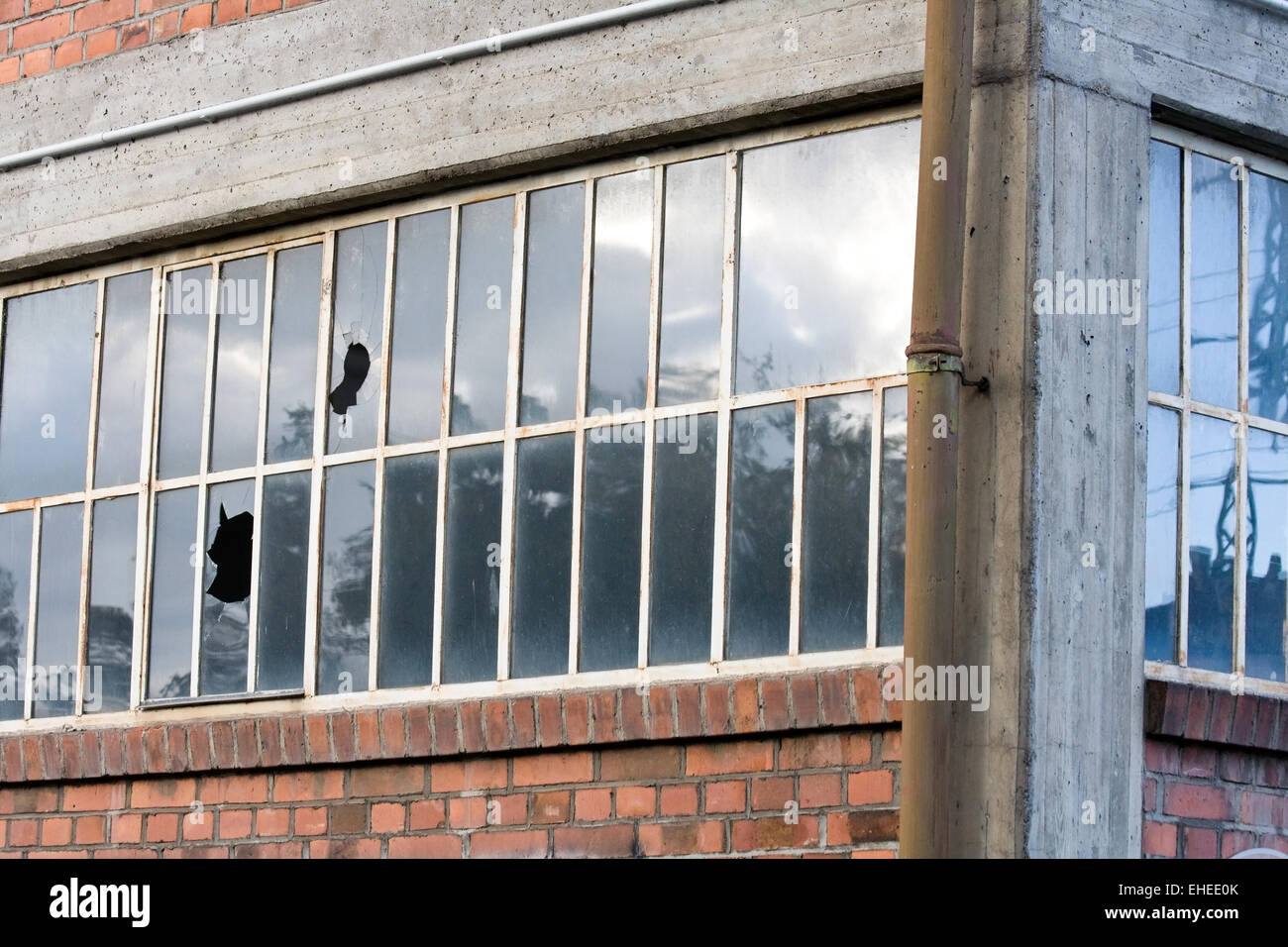 Broken windows hi-res stock photography and images - Alamy