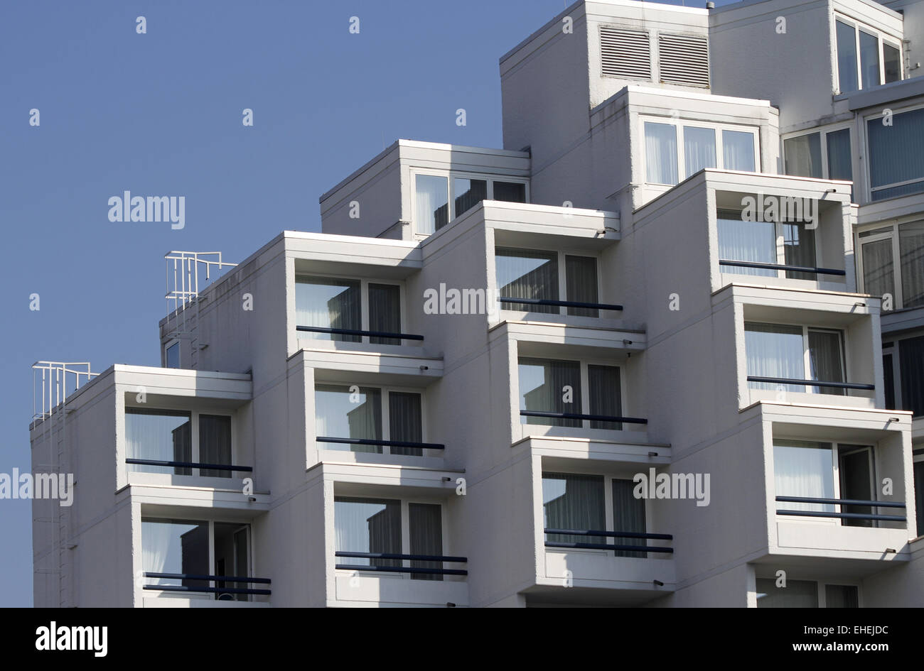 Apartment block hi-res stock photography and images - Alamy