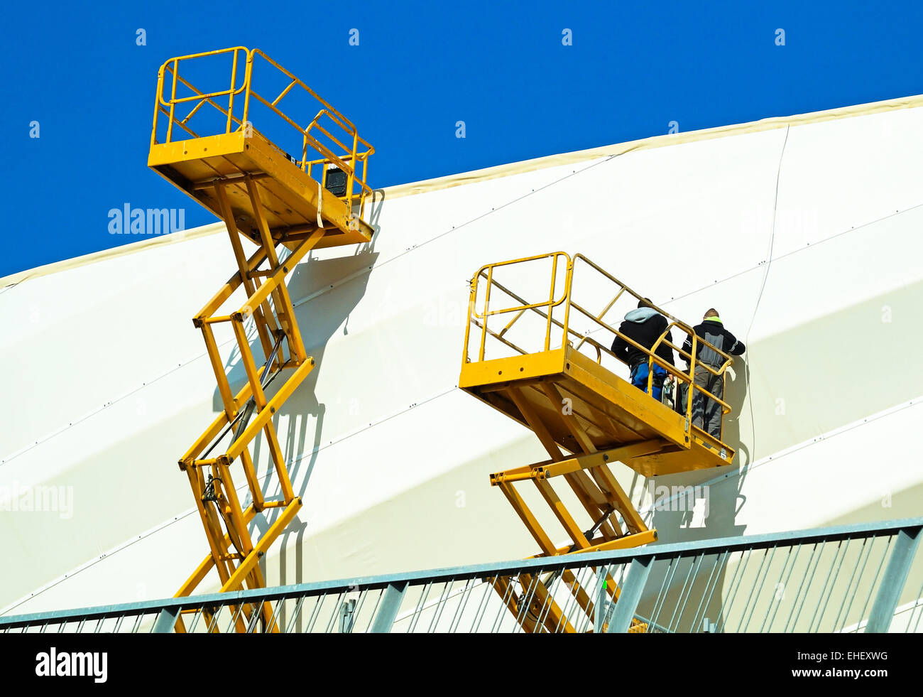 Construction worker lift exterior hi-res stock photography and images ...