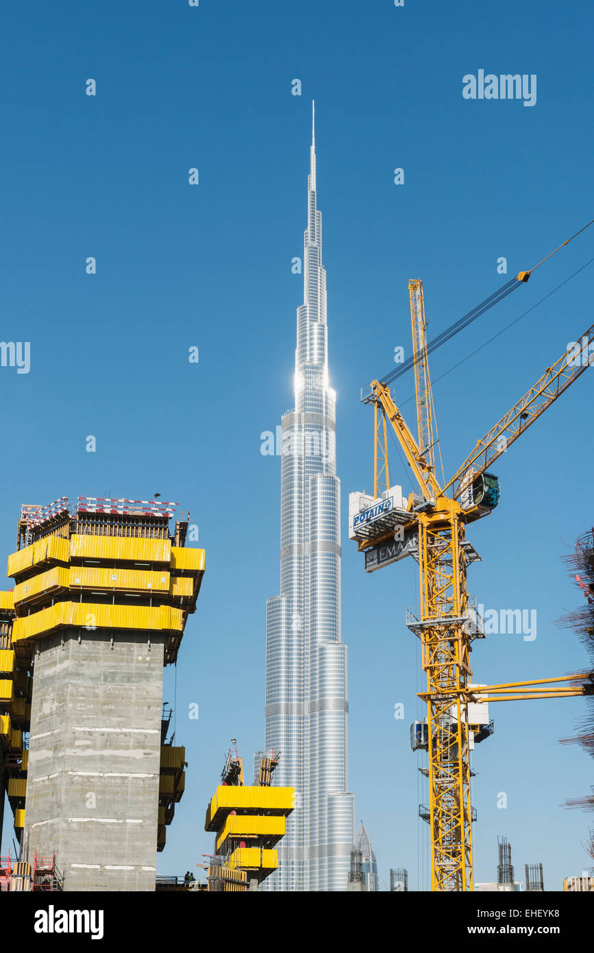 construction site of high-rise apartment skyscraper tower in Dubai ...