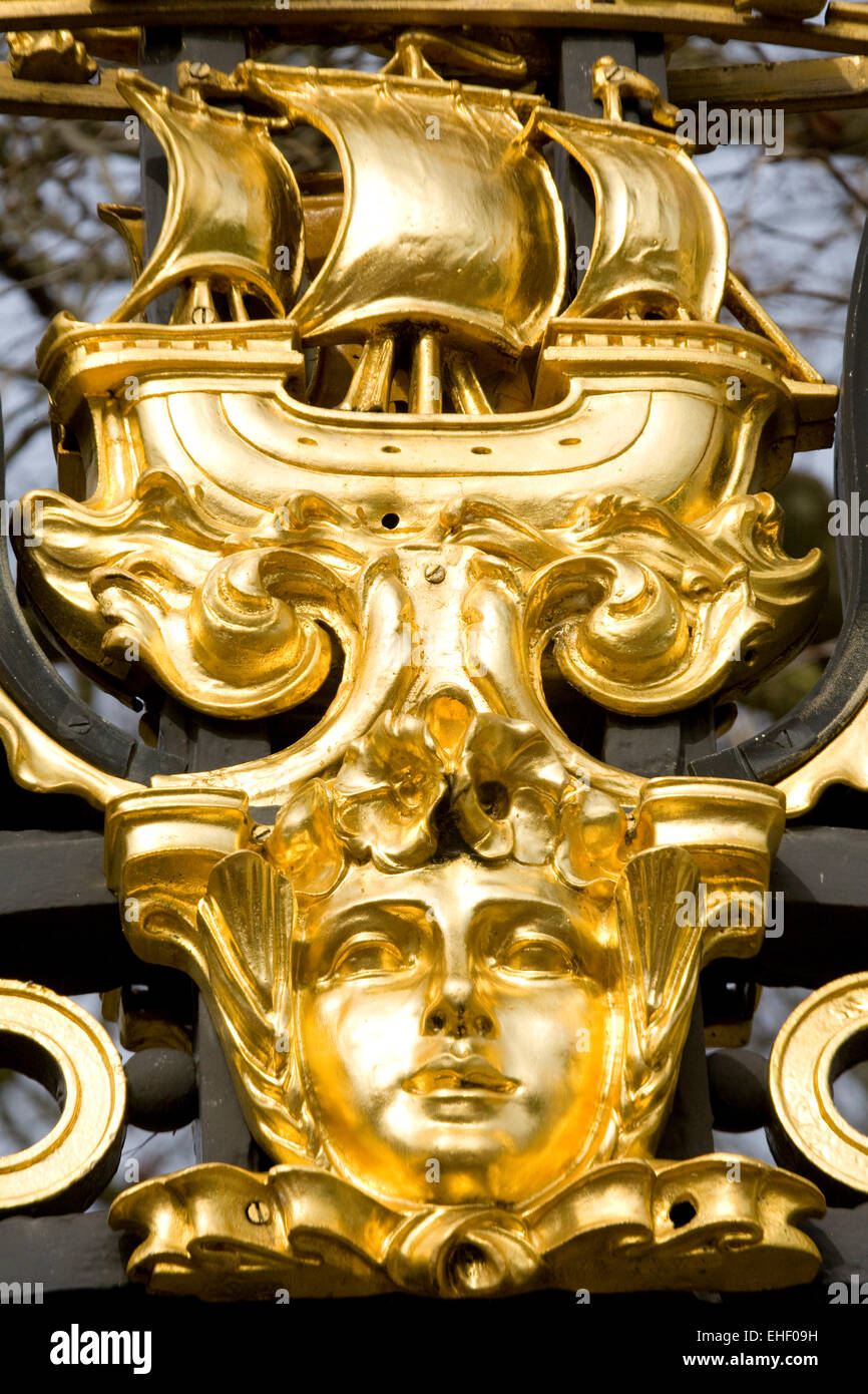 Gate with gilded coat of arms hi-res stock photography and images - Alamy