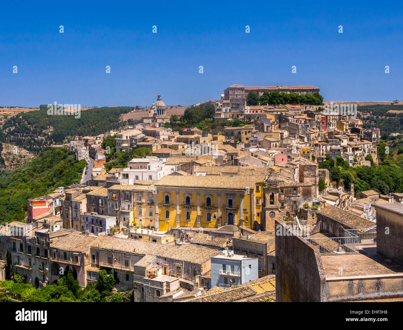 Blick auf Ragusa Ibla, UNESCO-Weltkulturerbe, Val di Noto, hinten links ...