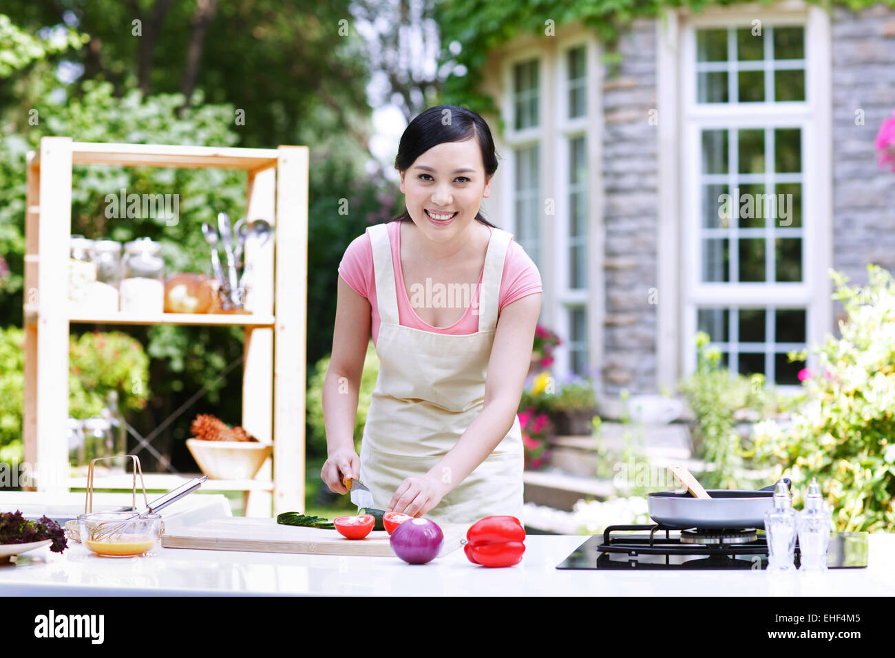 Women eating food outside hi-res stock photography and images - Alamy
