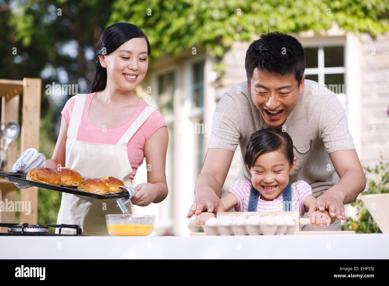 Black girls baking hi-res stock photography and images - Alamy