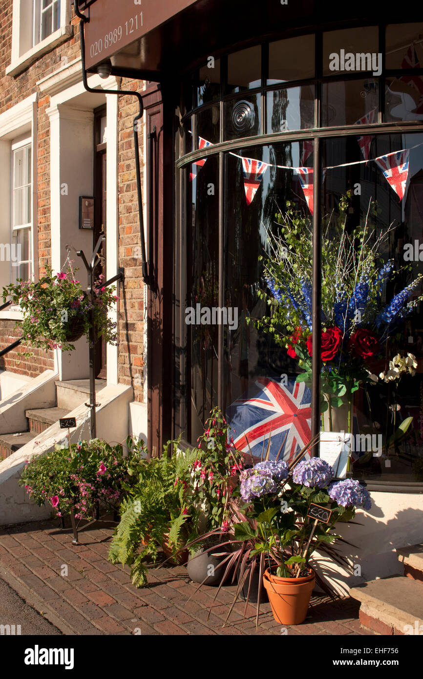Flower pots outside uk hi-res stock photography and images - Alamy