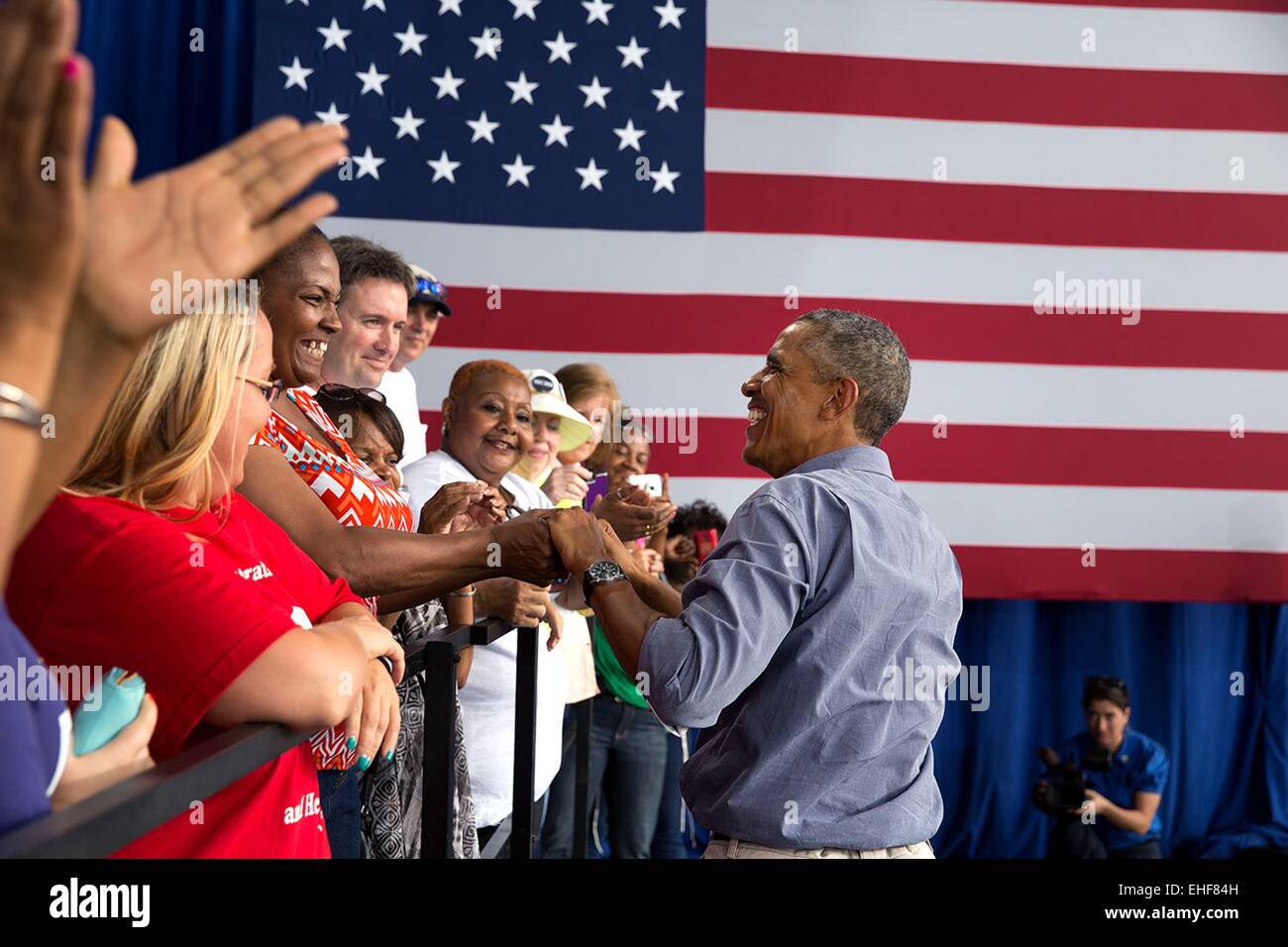 Politician shaking hands hi-res stock photography and images - Alamy