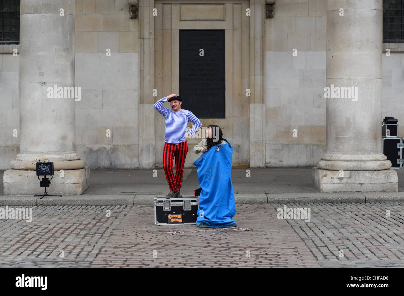 Street magician hi-res stock photography and images - Alamy