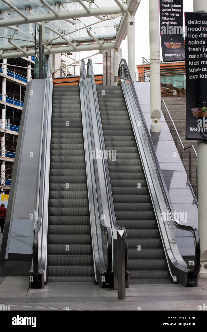Double escalator in a shopping mall hi-res stock photography and images ...
