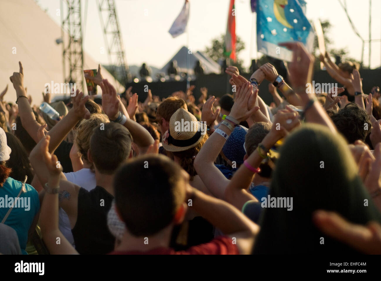 Glastonbury festival crowd band hi-res stock photography and images - Alamy