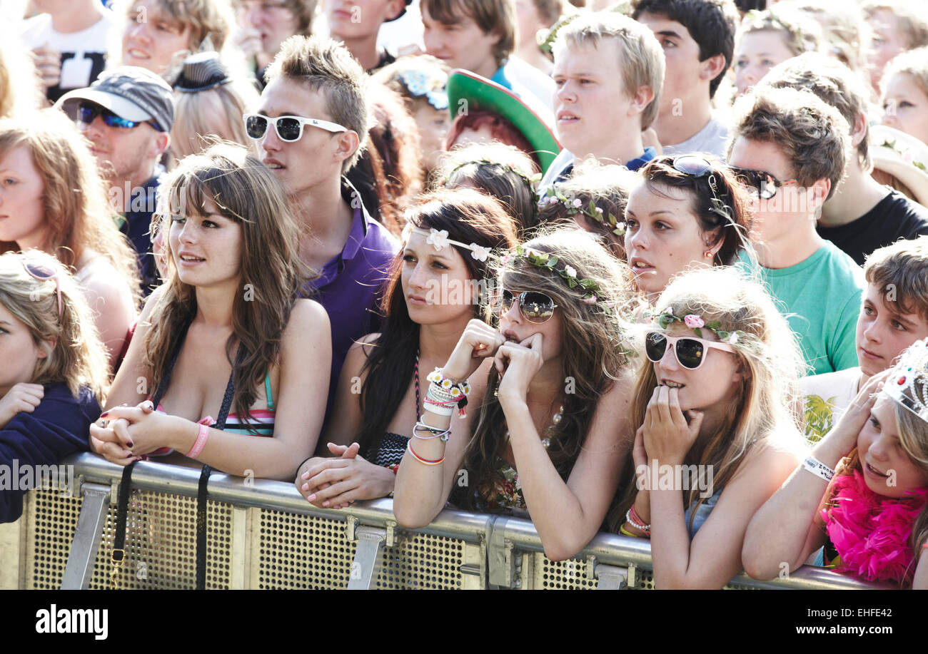 Girls crowd hi-res stock photography and images - Alamy