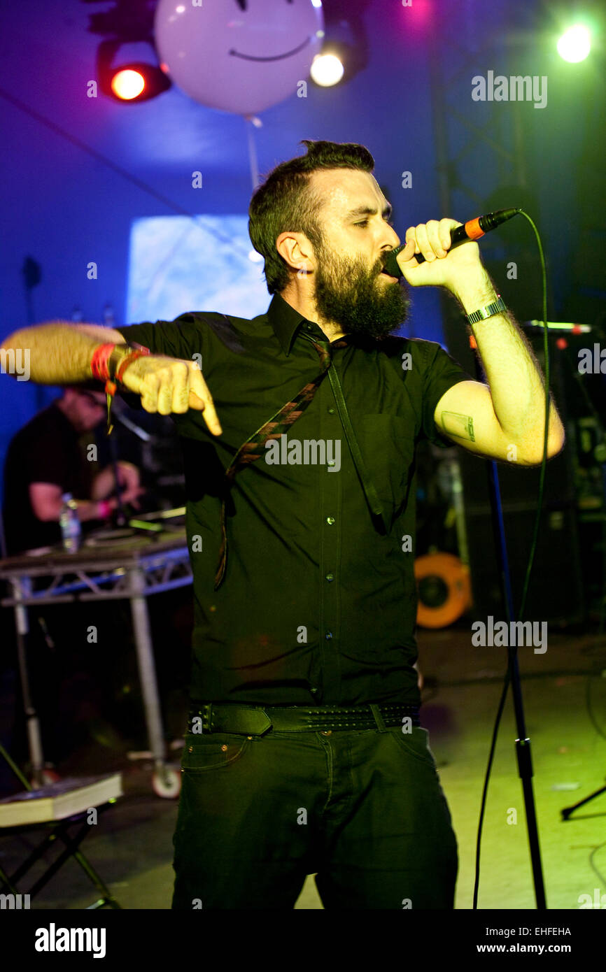 Dan Le Sac Vs Scroobius Pip live at Bestival on the Isle Of Wight 2011 ...