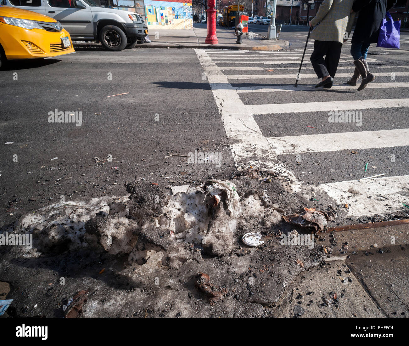Dirty nyc streets hi-res stock photography and images - Alamy