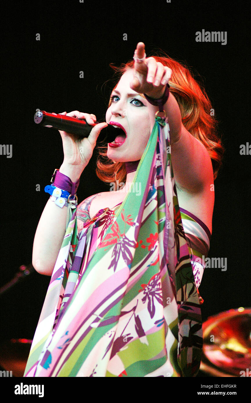 Sissor Sisters performing at Glastonbury 2004 Stock Photo - Alamy