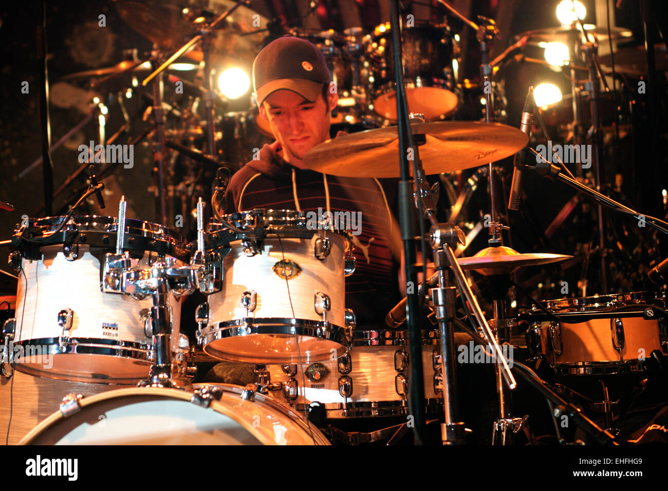 Man drum men drums hi-res stock photography and images - Alamy
