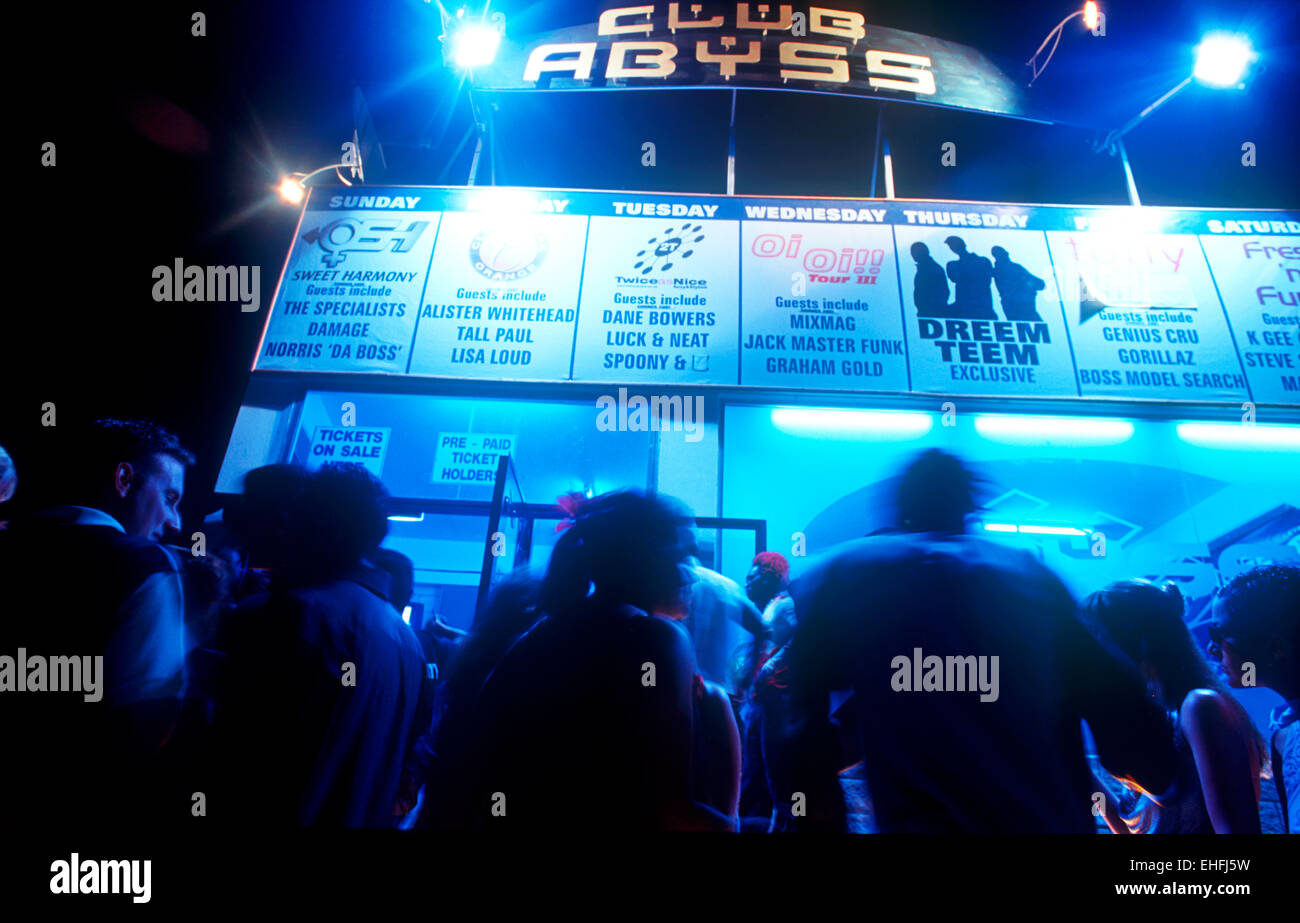 Crowds nightclubs outside hi-res stock photography and images - Alamy