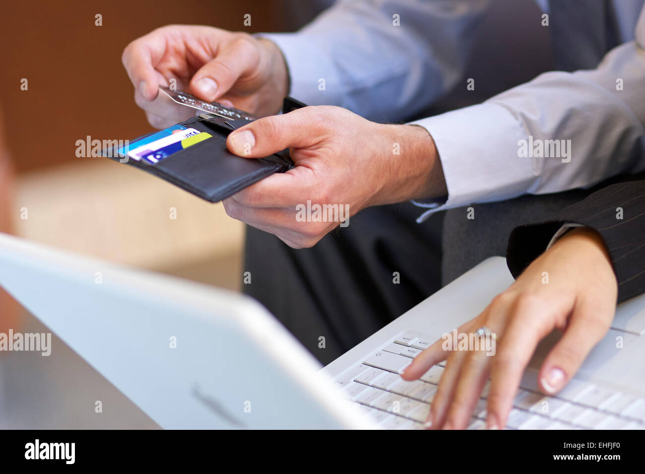 Couple paying with credit card Stock Photo - Alamy