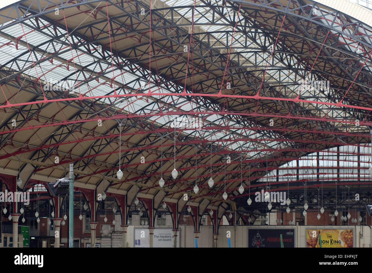 Victoria station london hi-res stock photography and images - Alamy