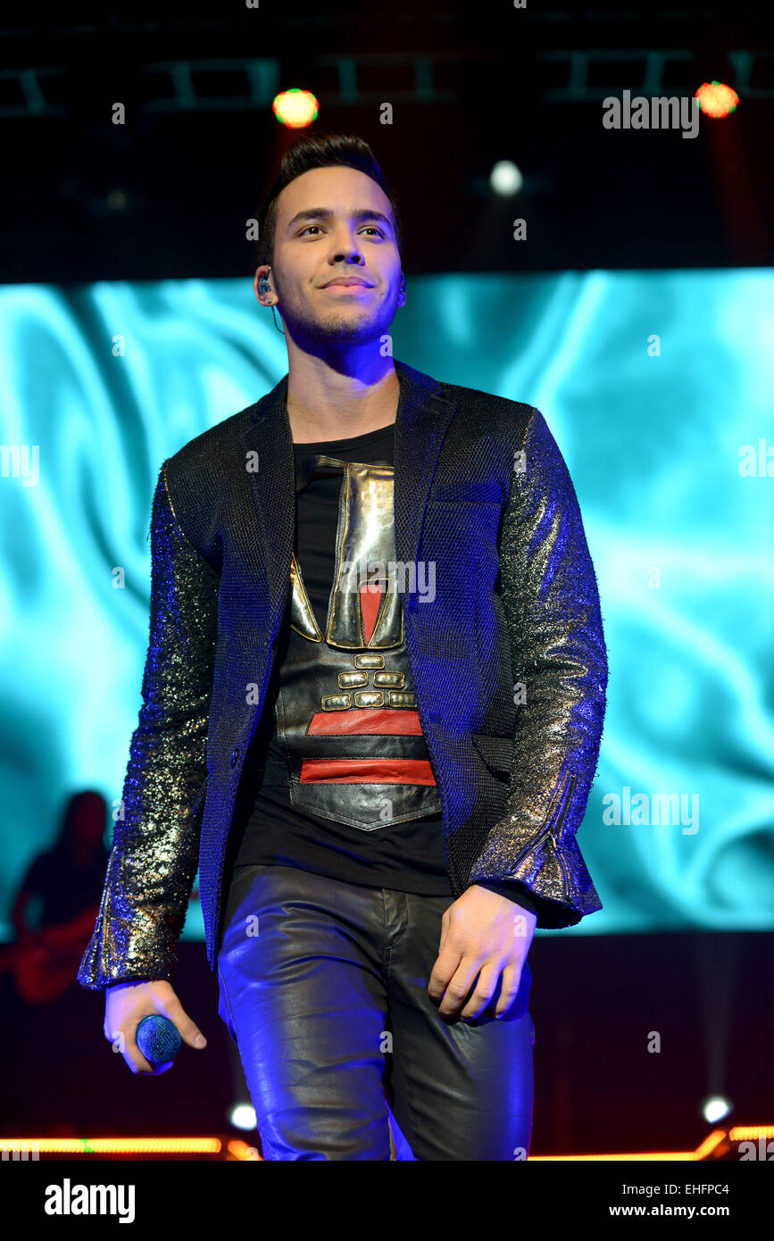 Prince performing live in concert hi-res stock photography and images ...