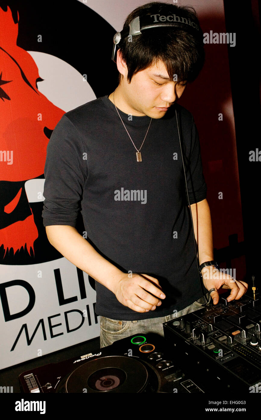 Hip hop dj turntables hi-res stock photography and images - Alamy