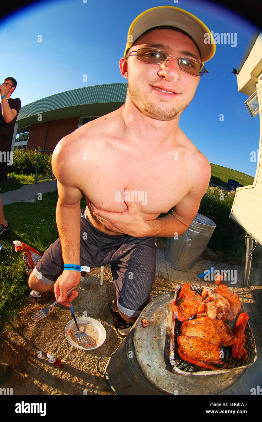 Guy cooking up a barbeque at Beach Bombing festival in Newquay Stock ...