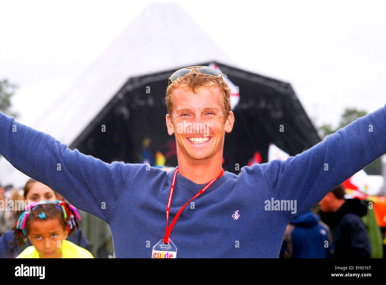 Guy grinning in the rain at Glastonbury 2008 Stock Photo - Alamy