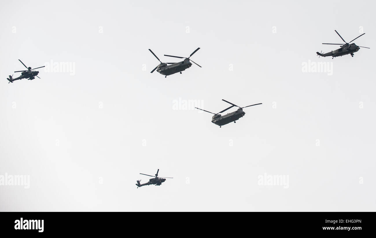 Chinook flyover hi-res stock photography and images - Alamy