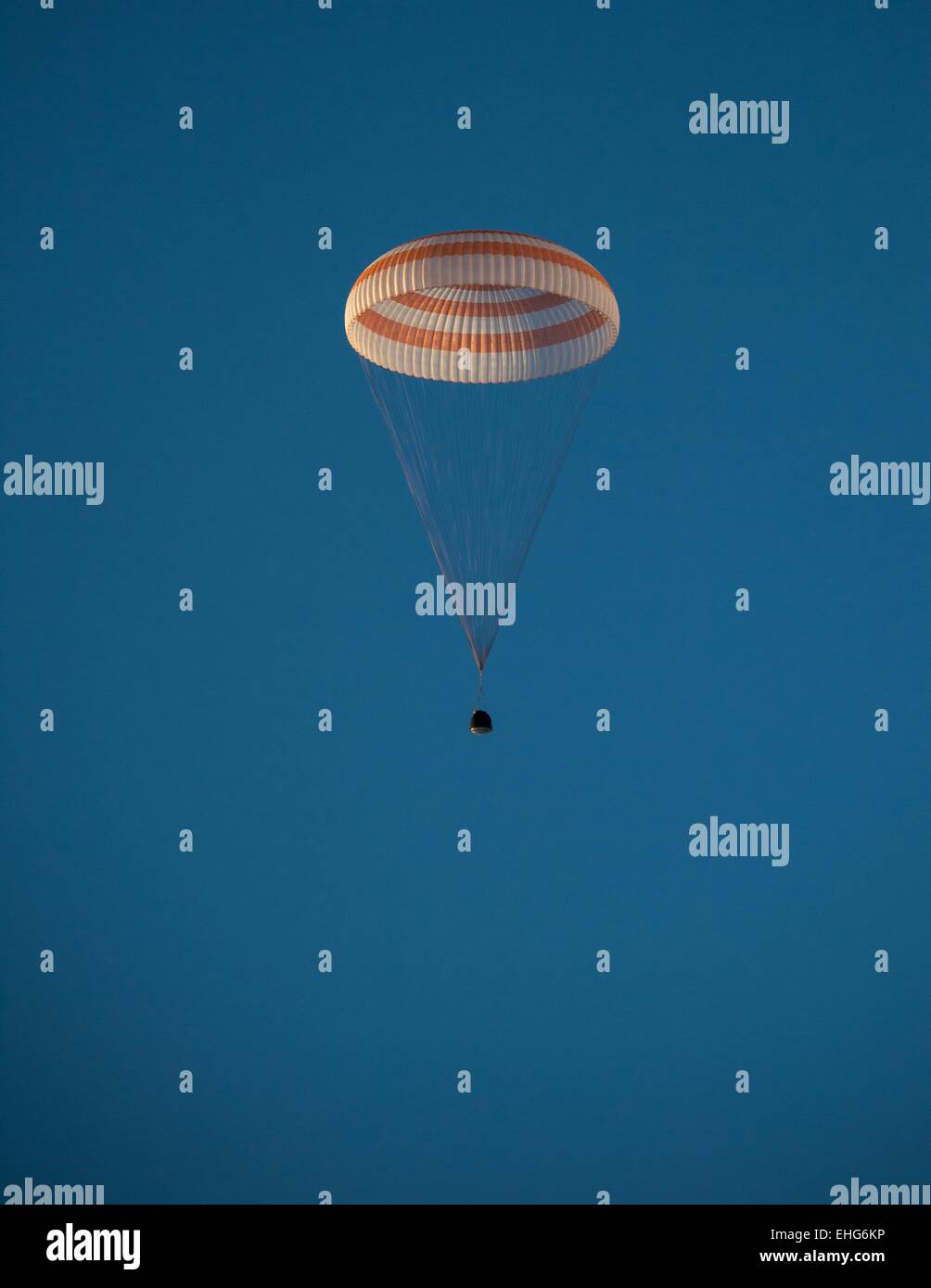 Parachuttes hi-res stock photography and images - Alamy