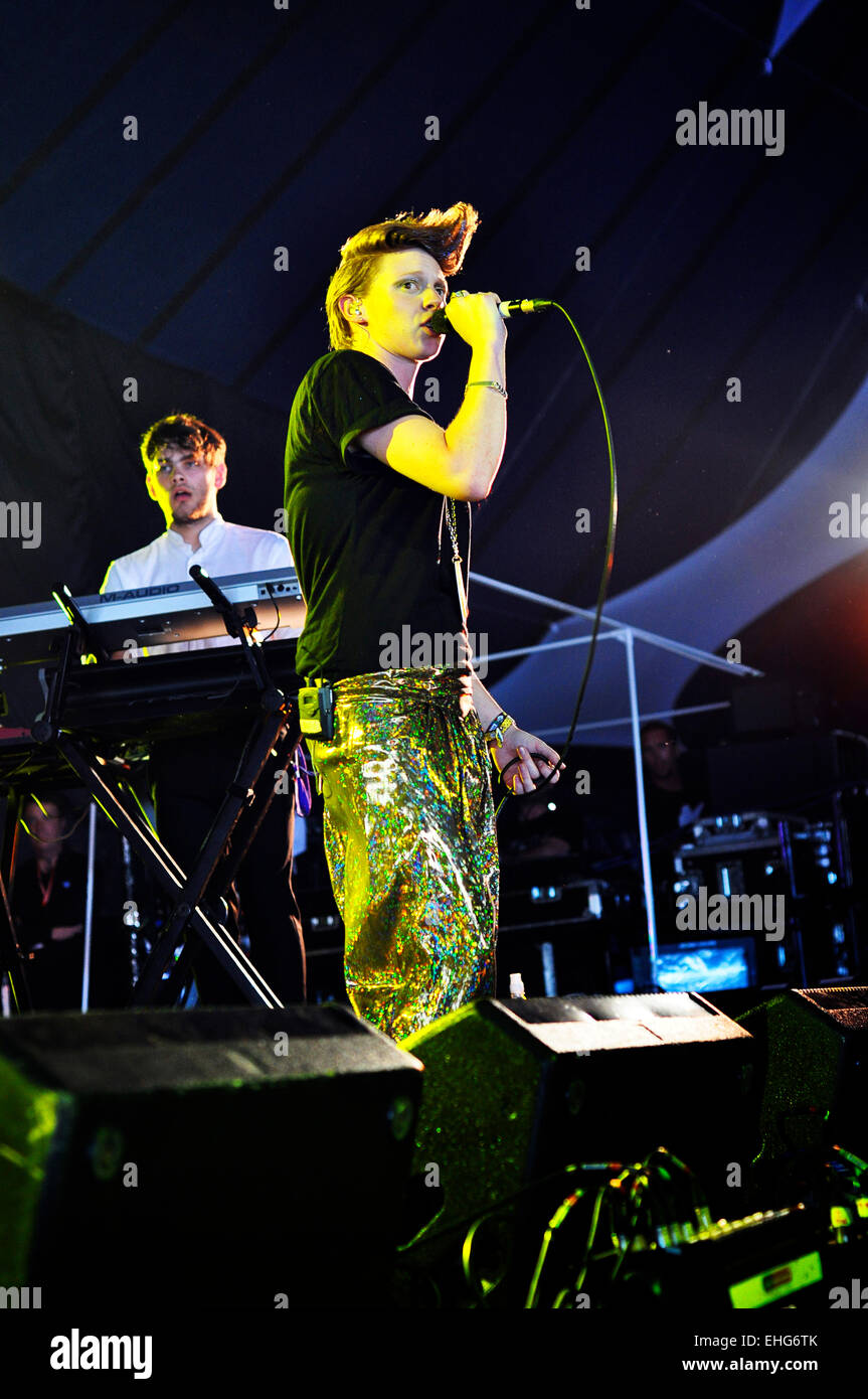 Glastonbury stage woman hi-res stock photography and images - Alamy