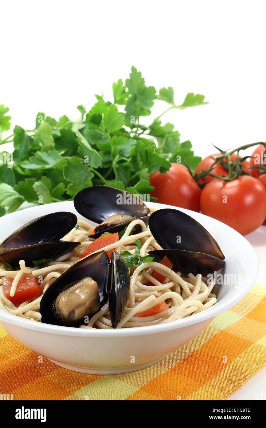 Spaghetti with mussels Stock Photo - Alamy