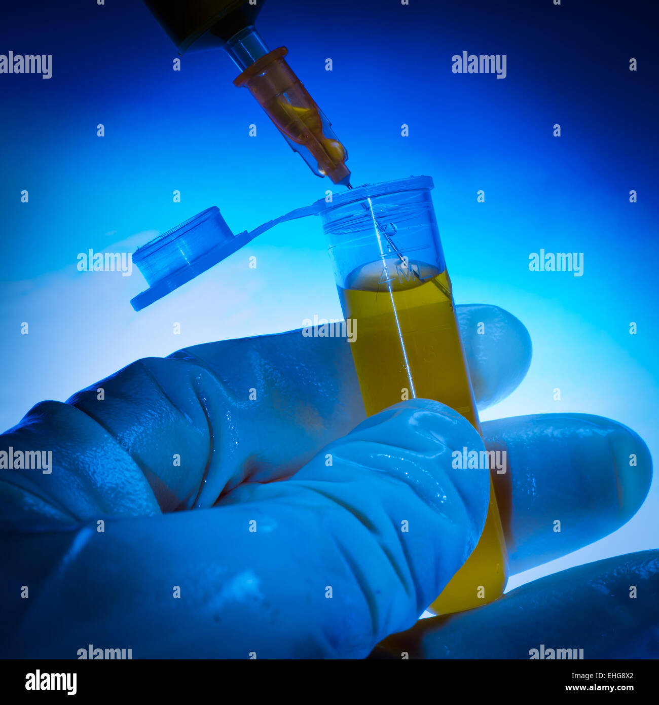syringe in hand Stock Photo - Alamy