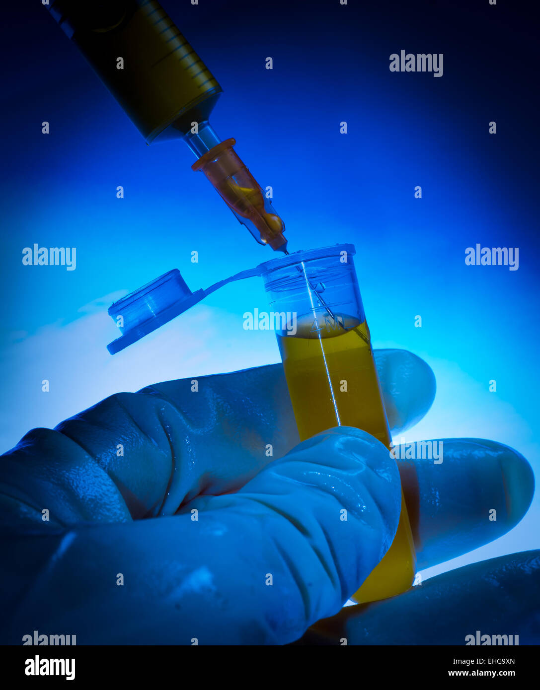 syringe in hand Stock Photo - Alamy