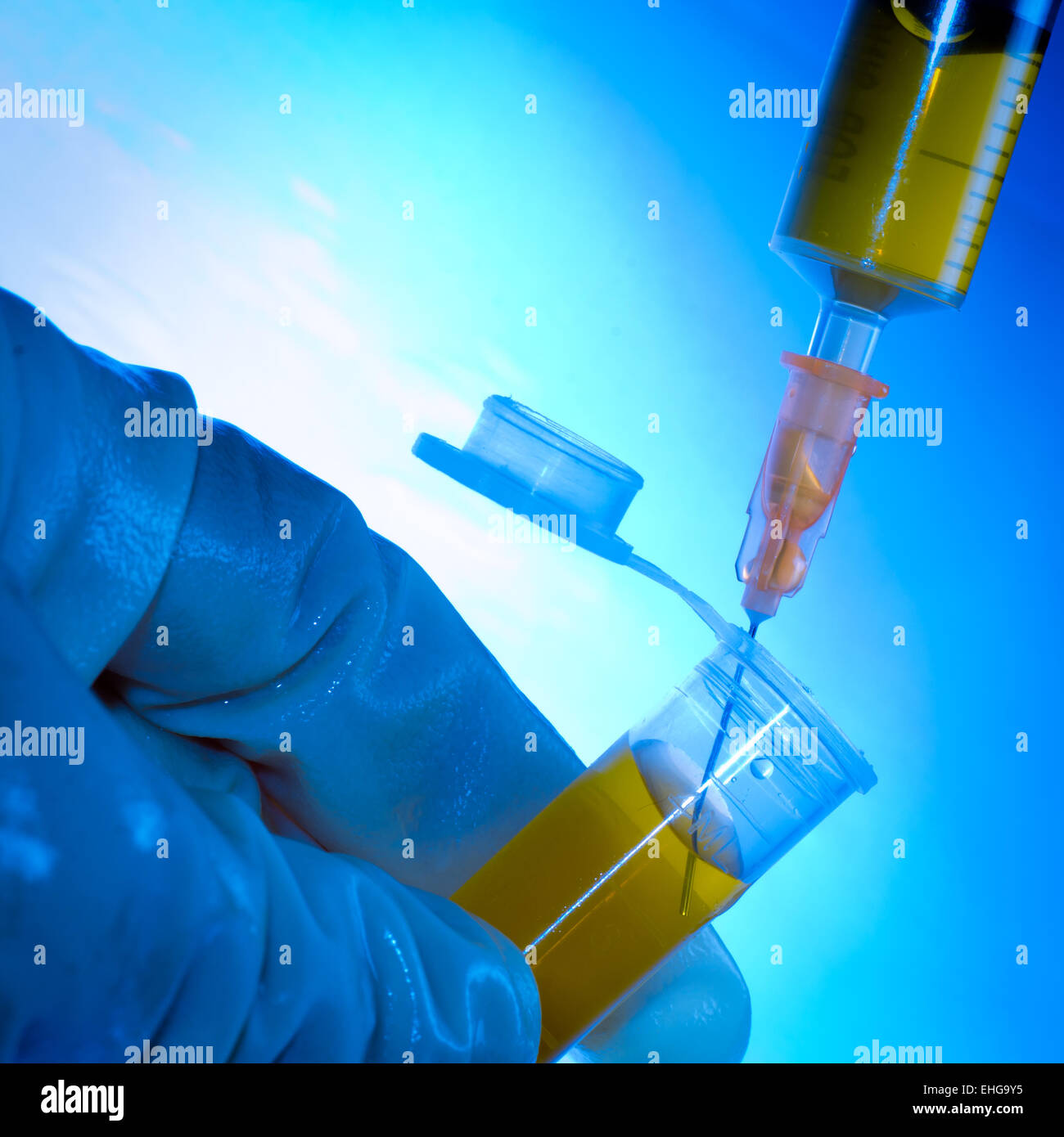 syringe in hand Stock Photo - Alamy