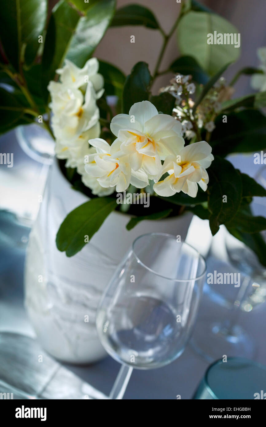 Orchids vase table hi-res stock photography and images - Alamy