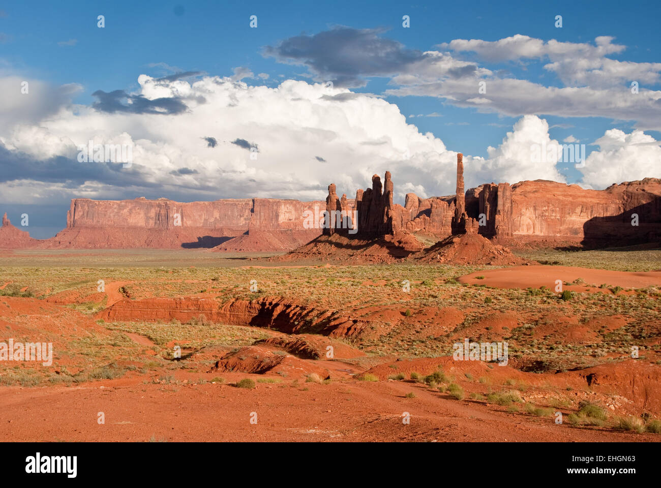 Storm clouds gather over Monument Valley Stock Photo - Alamy