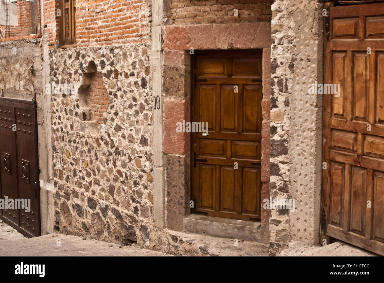 Colonial walls and doors on Mexican street Stock Photo - Alamy