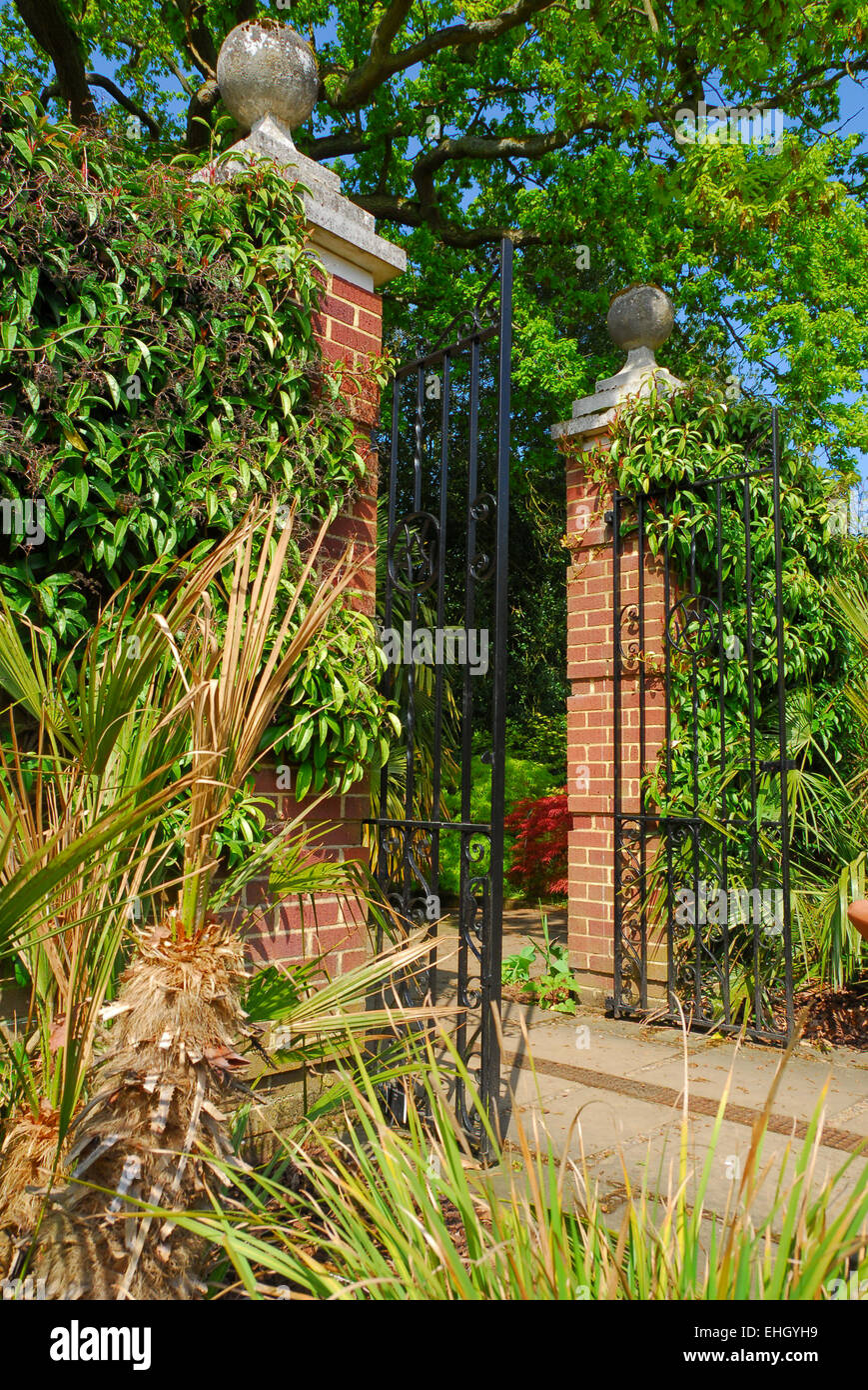 Wrought iron gates pillars hi-res stock photography and images - Alamy