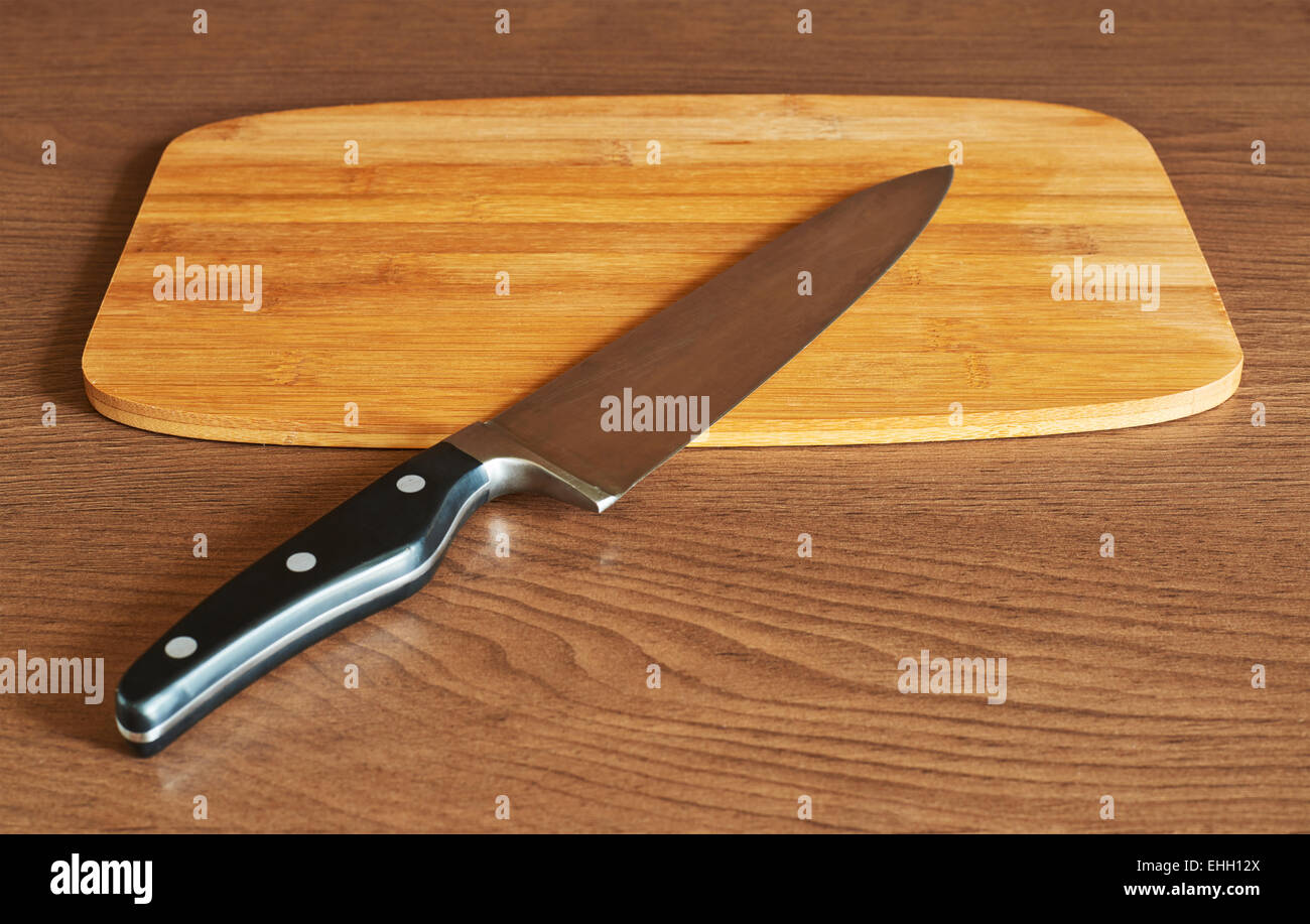Cutting board and cook's knife Stock Photo - Alamy