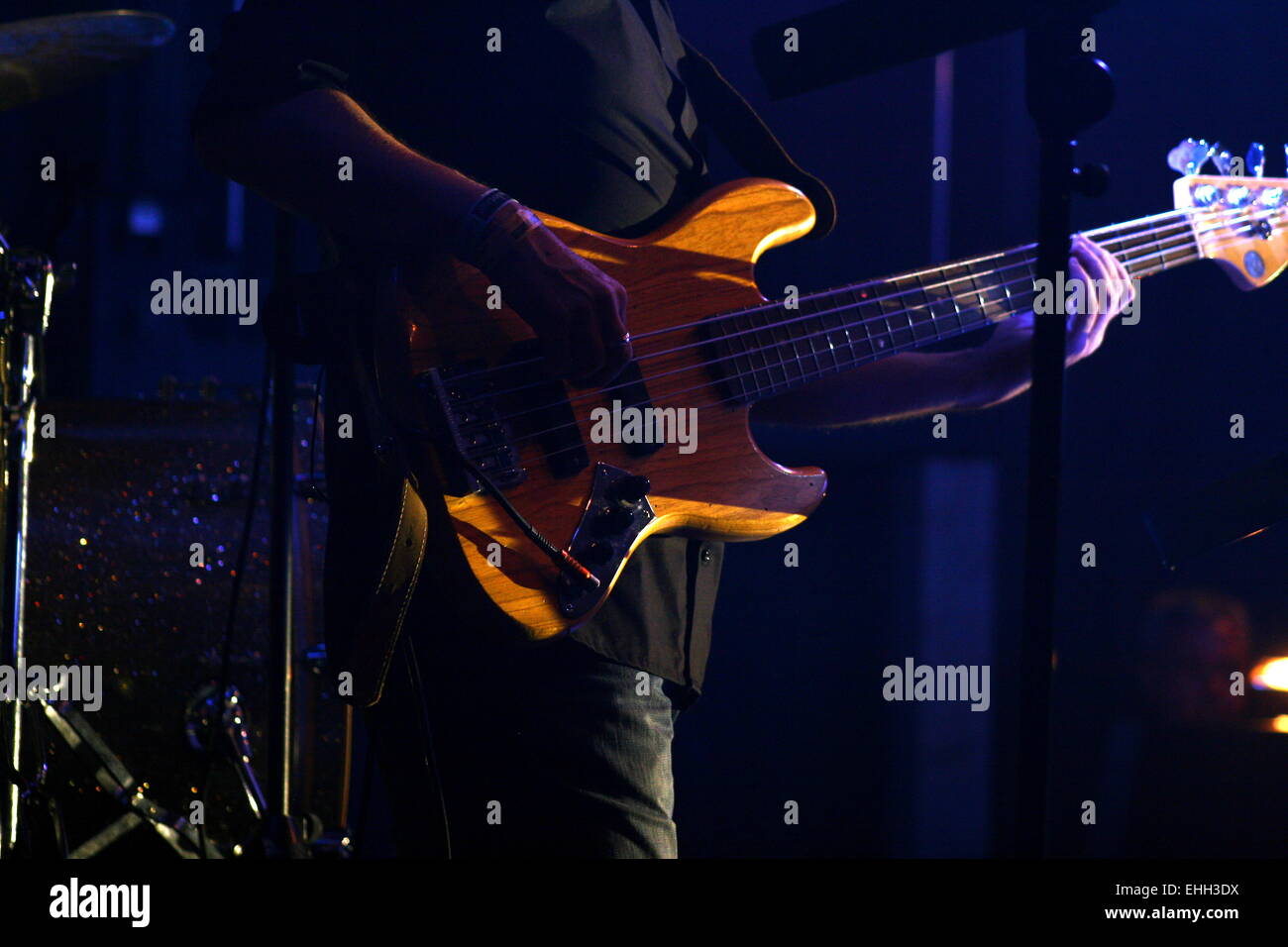 Guitar solo on stage hi-res stock photography and images - Alamy