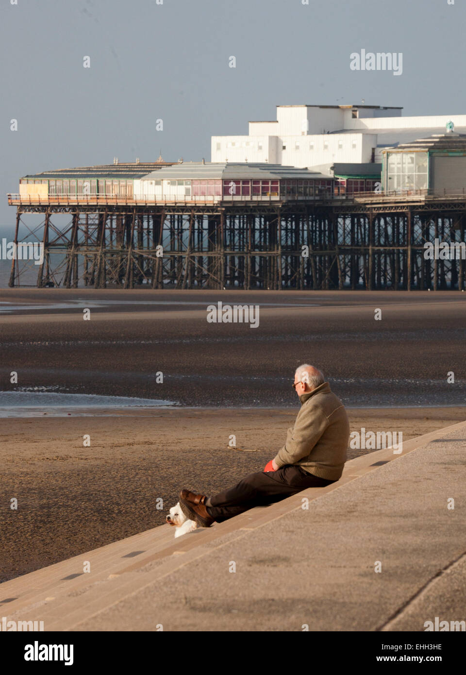 Man sat alone on beach hi-res stock photography and images - Alamy