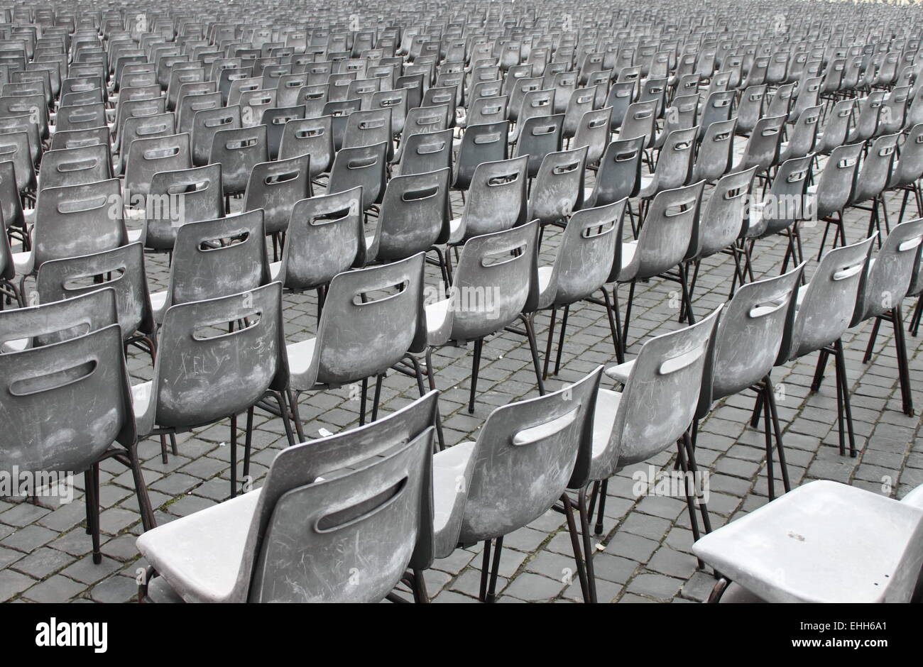 Empty crowd hi-res stock photography and images - Alamy