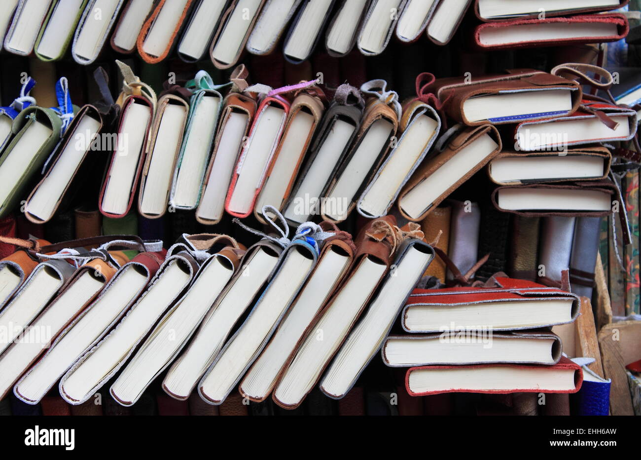 Books on shelf hi-res stock photography and images - Alamy