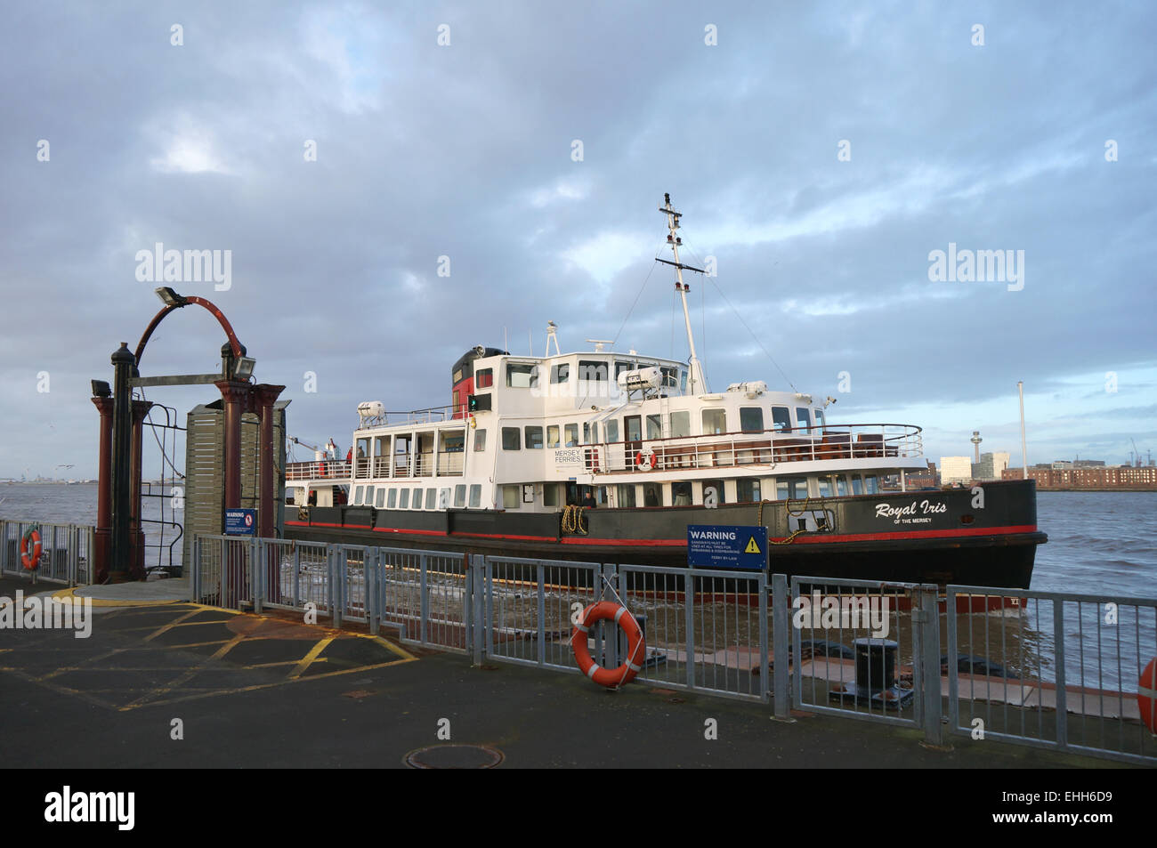 Mersey Ferry At Woodside Landing Stage Stock Photo - Alamy