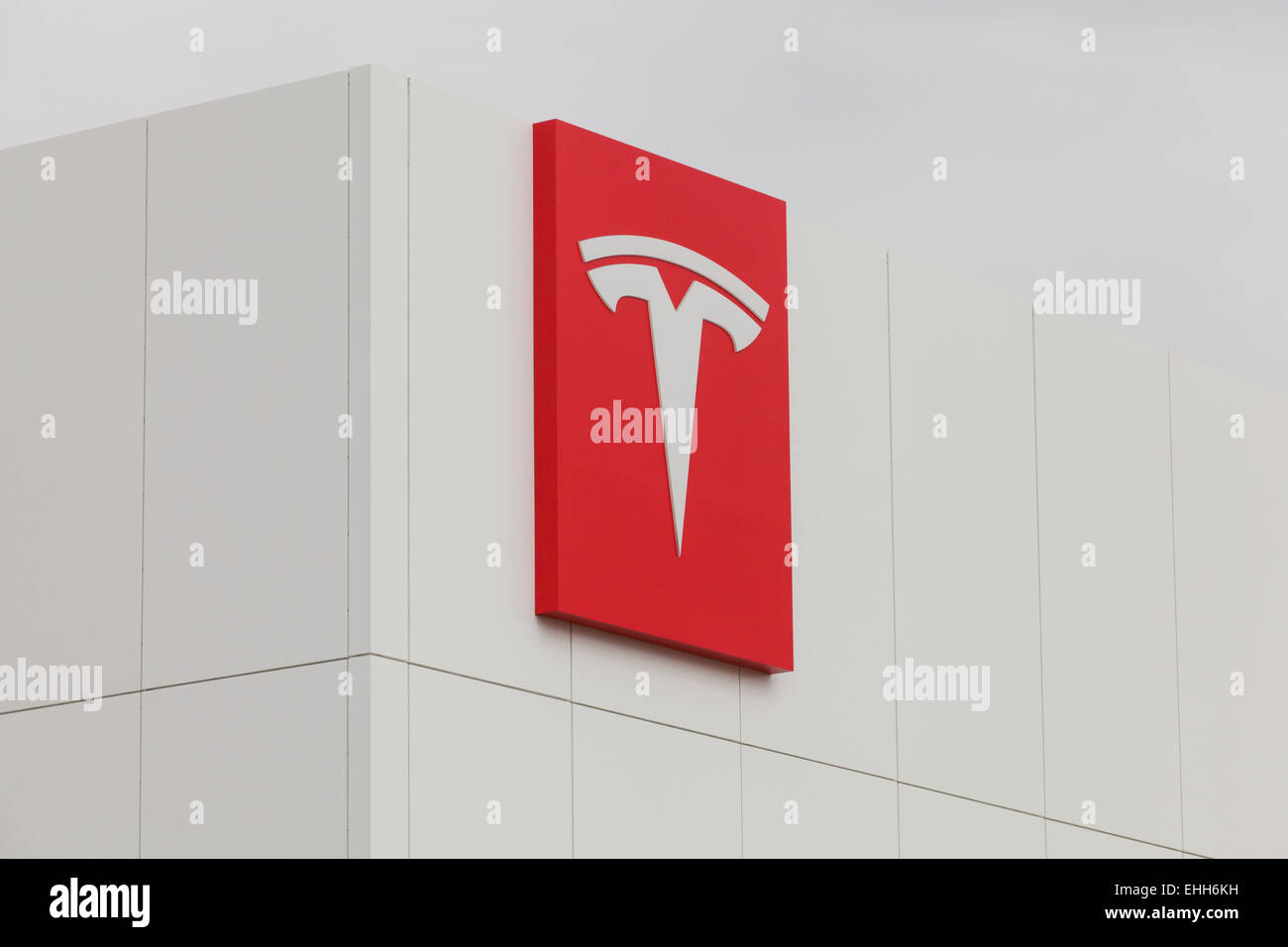 Tesla sign tesla dealership hi-res stock photography and images - Alamy