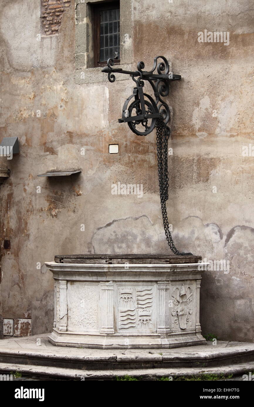 Medieval stone well hi-res stock photography and images - Alamy