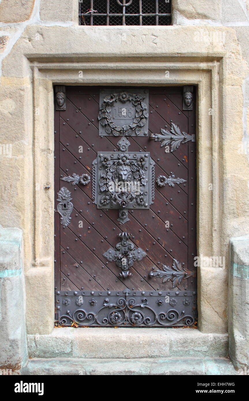 Medieval castle brown door hi-res stock photography and images - Alamy