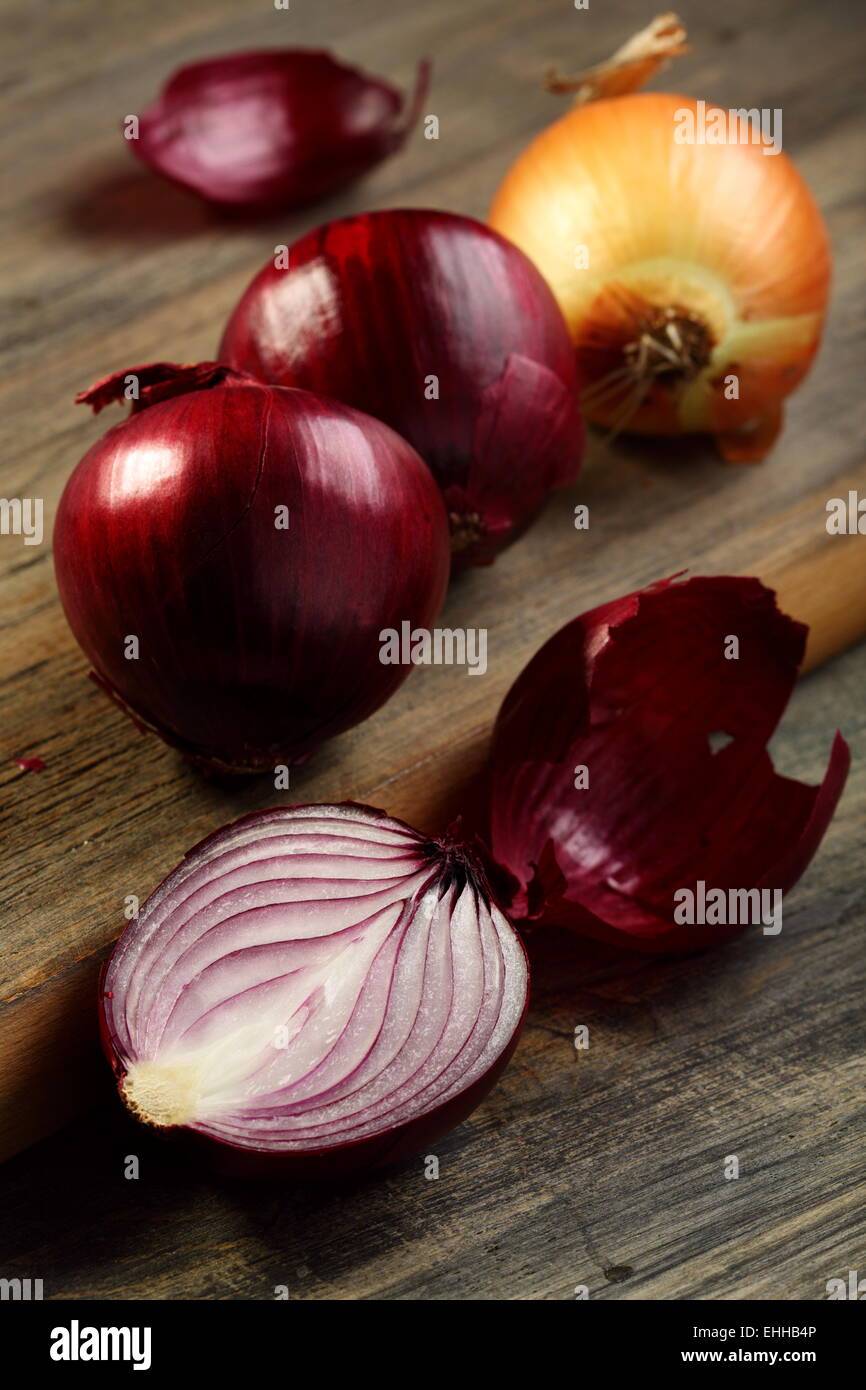 Whole unpeeled gold onion hi-res stock photography and images - Alamy